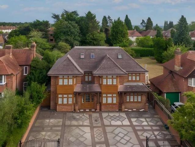 8 Bedroom Detached House