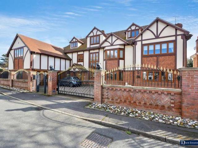 8 Bedroom Detached House