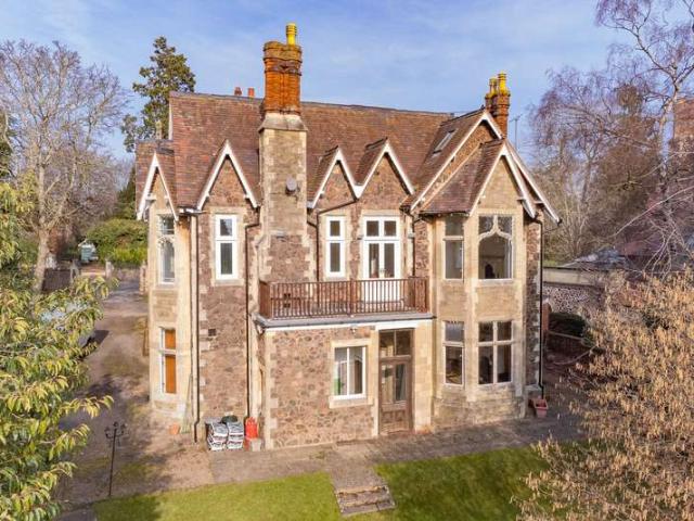 8 Bedroom Detached House