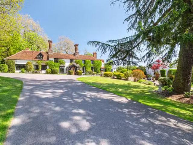 8 bedroom detached house for rent in Clamp Hill, Stanmore, HA7