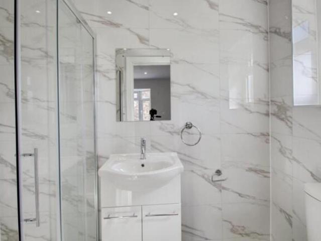 8 bedroom detached house for rent in Langley Road, Langley, SL3