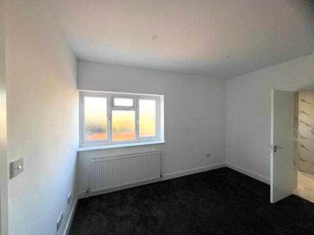 8 bedroom detached house for rent in Langley Road, Slough, Berkshire, SL3