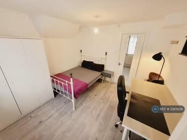 8 bedroom detached house for rent in Sheriff Avenue, Coventry.