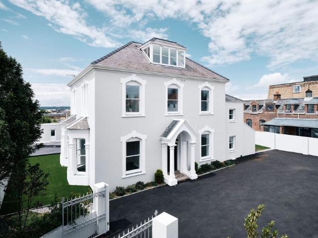 8 bedroom detached house for sale