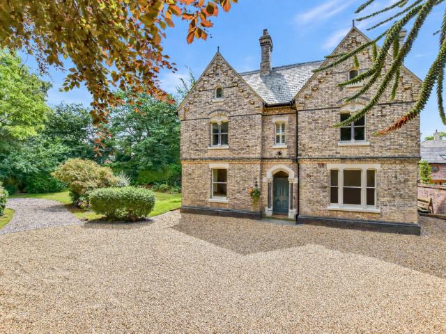 8 bedroom detached house for sale