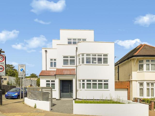 8 bedroom detached house for sale