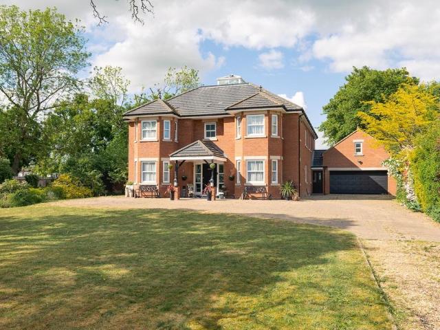 8 bedroom detached house for sale
