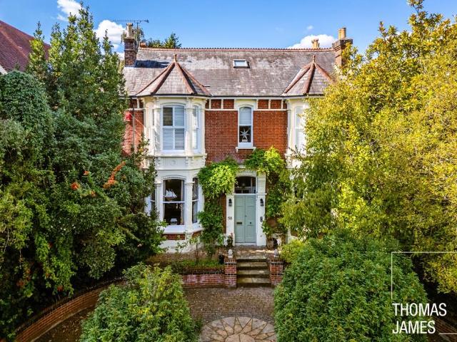 8 bedroom detached house for sale