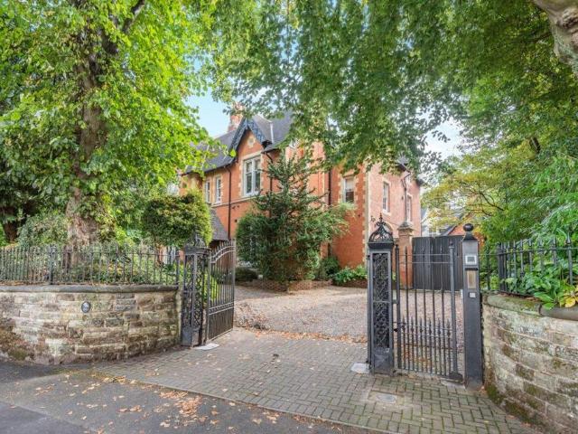 8 bedroom detached house for sale