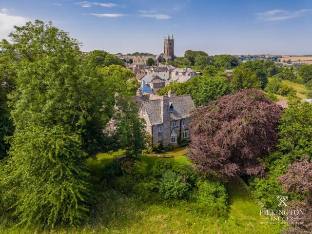 8 bedroom detached house for sale