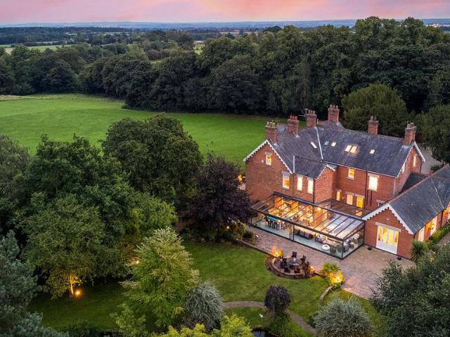 8 bedroom detached house for sale