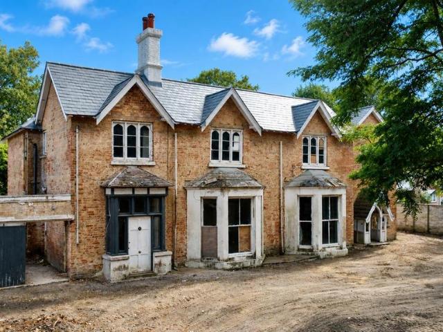 8 bedroom detached house for sale