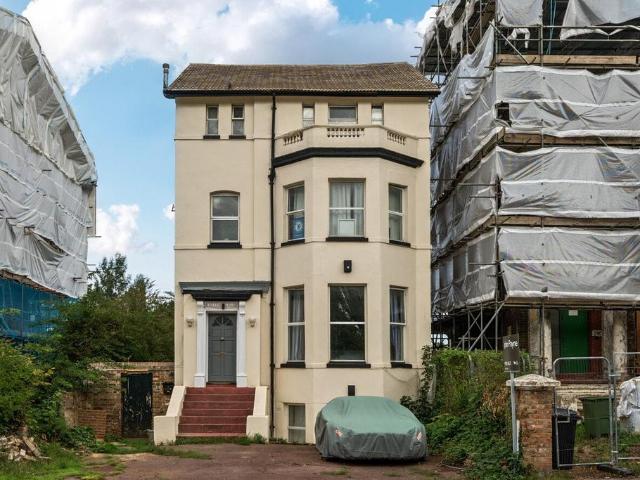 8 bedroom detached house for sale