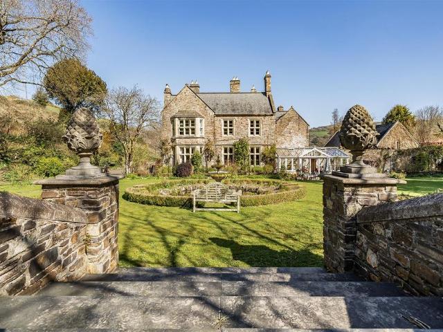8 bedroom detached house for sale
