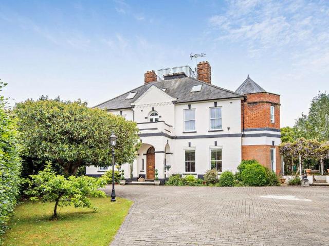 8 bedroom detached house for sale