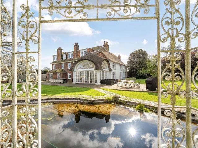8 bedroom detached house for sale