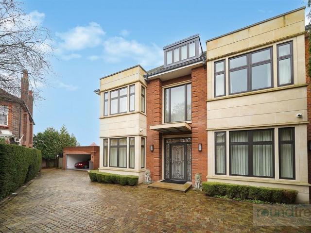 8 bedroom detached house for sale
