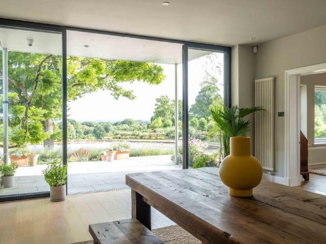 8 bedroom detached house for sale