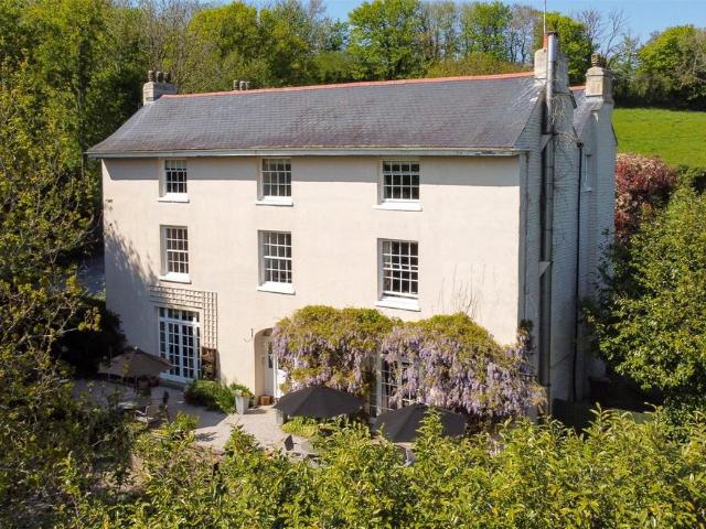 8 bedroom detached house for sale