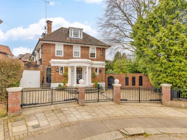 6 bedroom detached house for sale