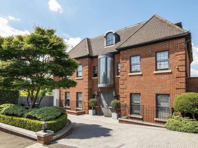 8 bedroom detached house for sale
