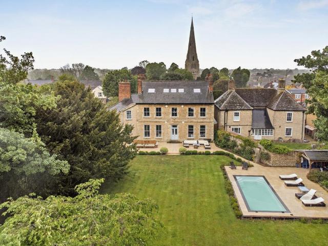 8 bedroom detached house for sale