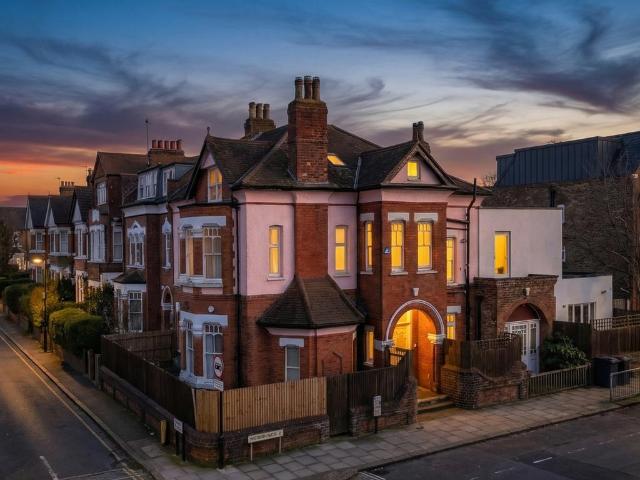 8 bedroom detached house for sale