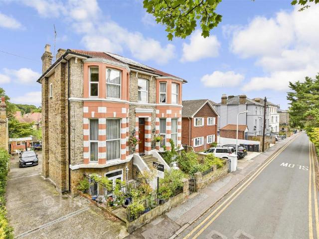 8 bedroom detached house for sale