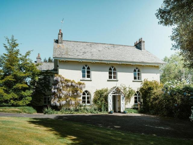 8 bedroom detached house for sale