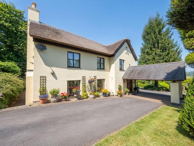 8 bedroom detached house for sale
