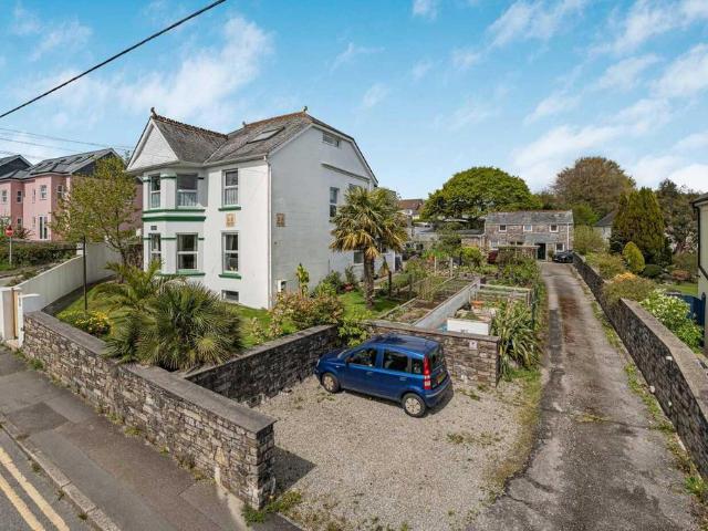 8 bedroom detached house for sale