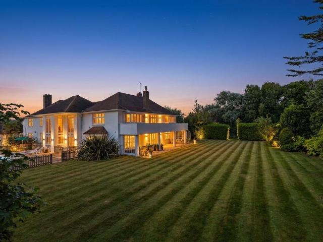 8 bedroom detached house for sale