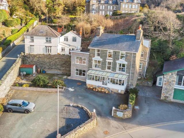 8 bedroom detached house for sale