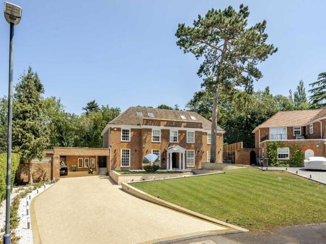 8 bedroom detached house for sale