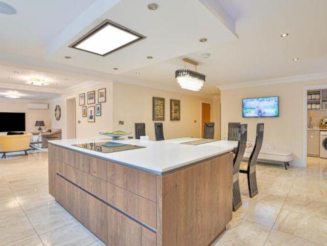 8 bedroom detached house for sale in Ashford Crescent, Grange Farm, MK8