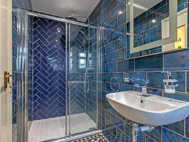 8 bedroom detached house for sale in Barton Road, Luton, Beds, LU3 2BB, LU3