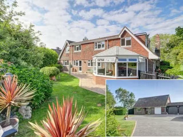 8 bedroom detached house for sale in Stunts Green, Herstmonceu.