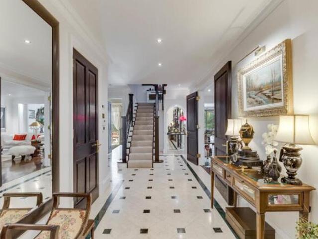 8 bedroom detached house for sale in Stormont Road, Kenwood, N6