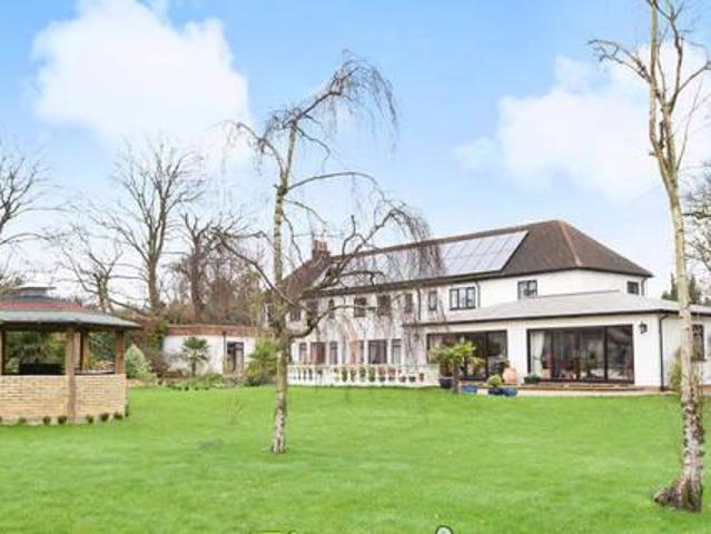 8 bedroom detached house for sale in Robinwood Grove Uxbridge Uk UB8 UB8
