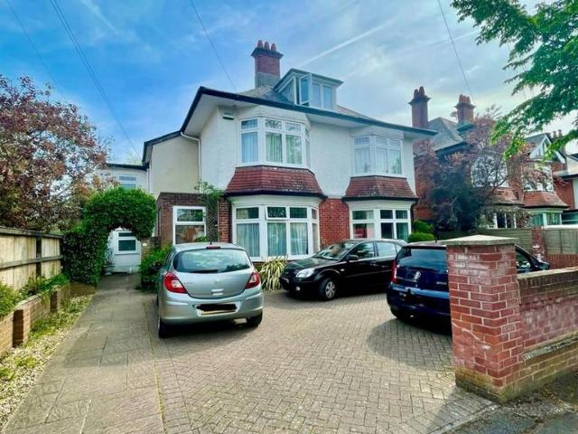 8 bedroom detached house to rent