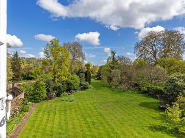 8 bedroom detached house to rent