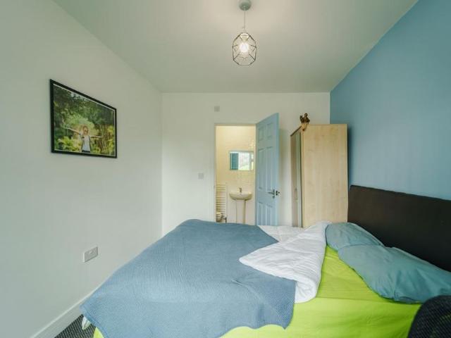 8 bedroom detached house to rent
