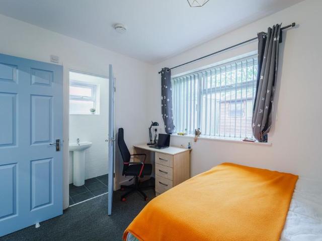 8 bedroom detached house to rent
