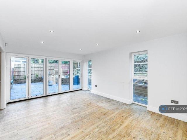 6 bedroom detached house to rent