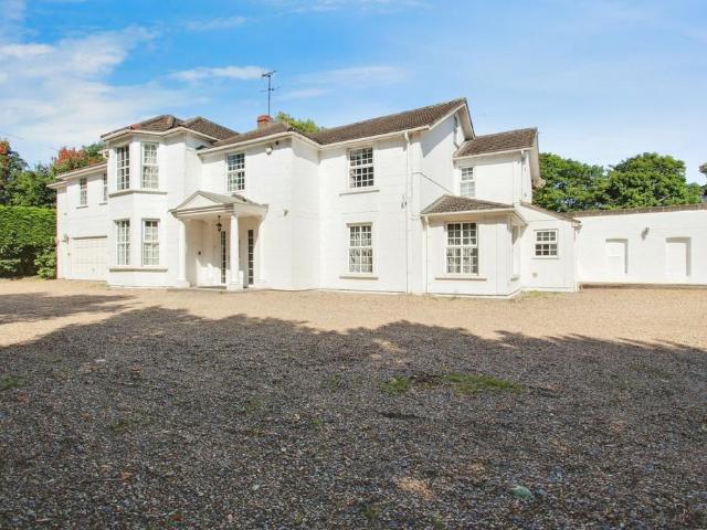 8 bedroom detached house to rent