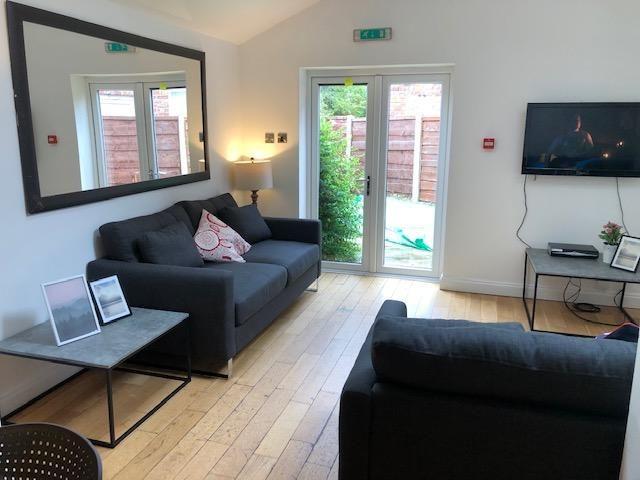 8 bedroom detached house to rent