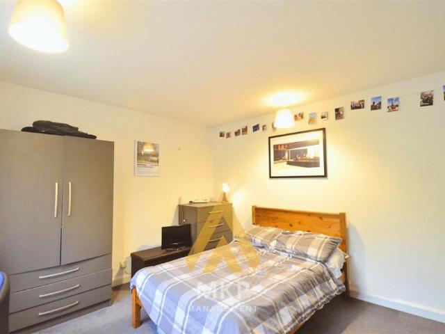 8 bedroom detached house to rent