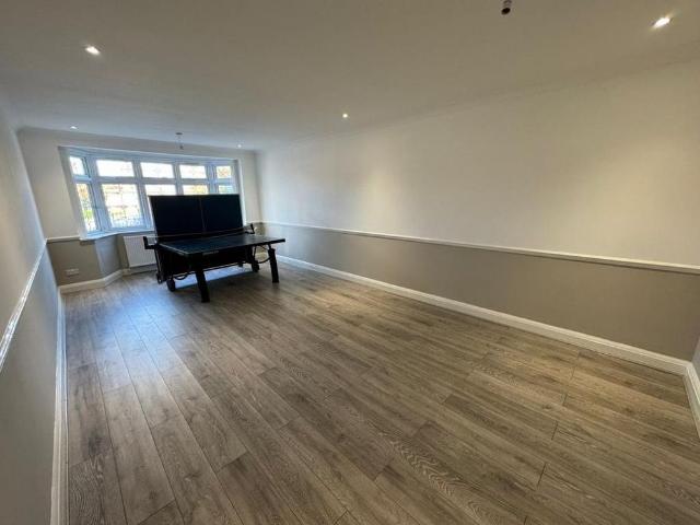 8 bedroom detached house to rent