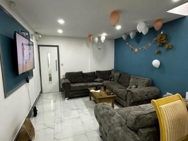8 bedroom detached house to rent