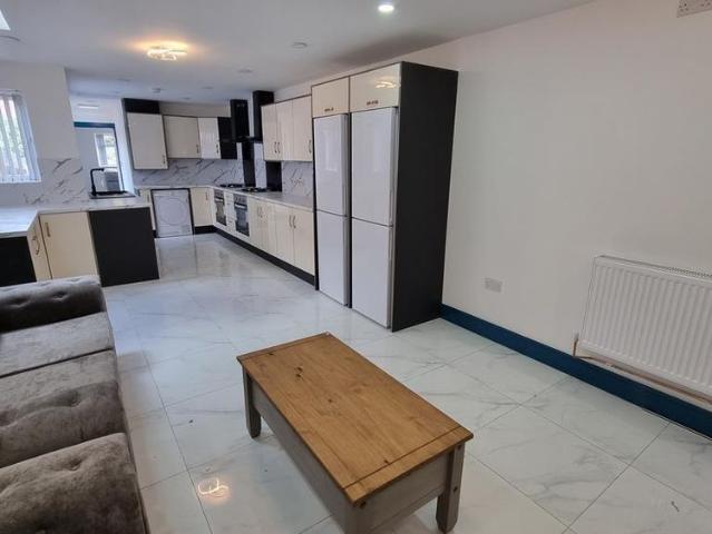 8 bedroom detached house to rent